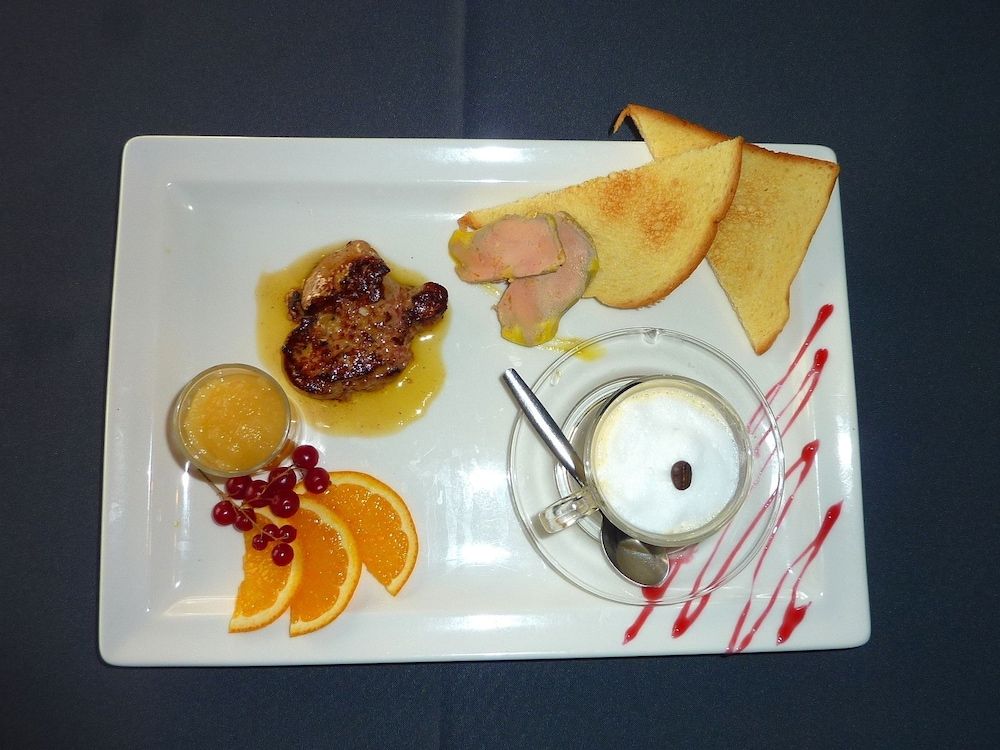 Au Cheval Blanc i Argentre-du-Plessis - Boka de bästa erbjudandena!