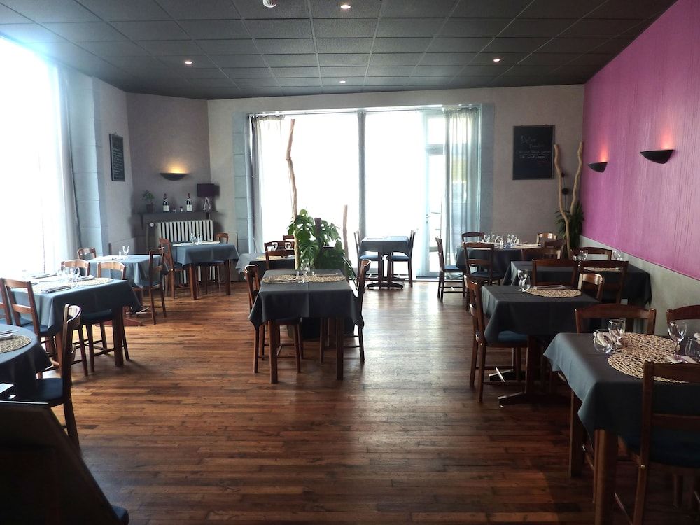 Au Cheval Blanc i Argentre-du-Plessis - Boka de bästa erbjudandena!